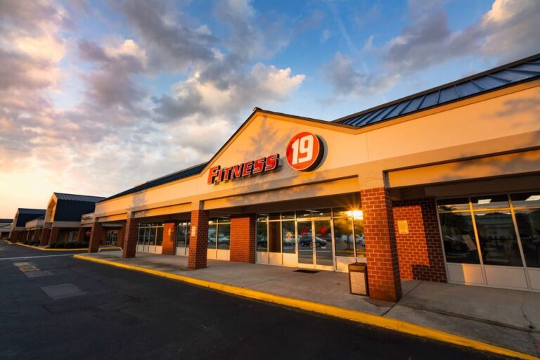 CryoLounge+ at Fitness 19: Advanced Recovery at Your Fingertips